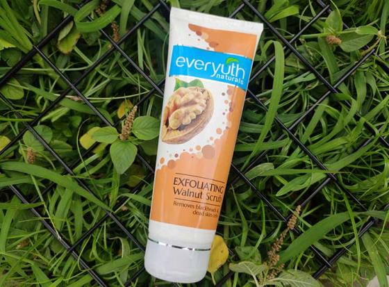 Everyuth Naturals Exfoliating Walnut Scrub Review - Cosmetics Arena